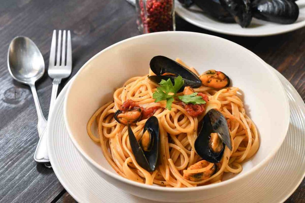 Spaghetti con pomodorino fresco e cozze, la ricetta richiede solo 10 minuti